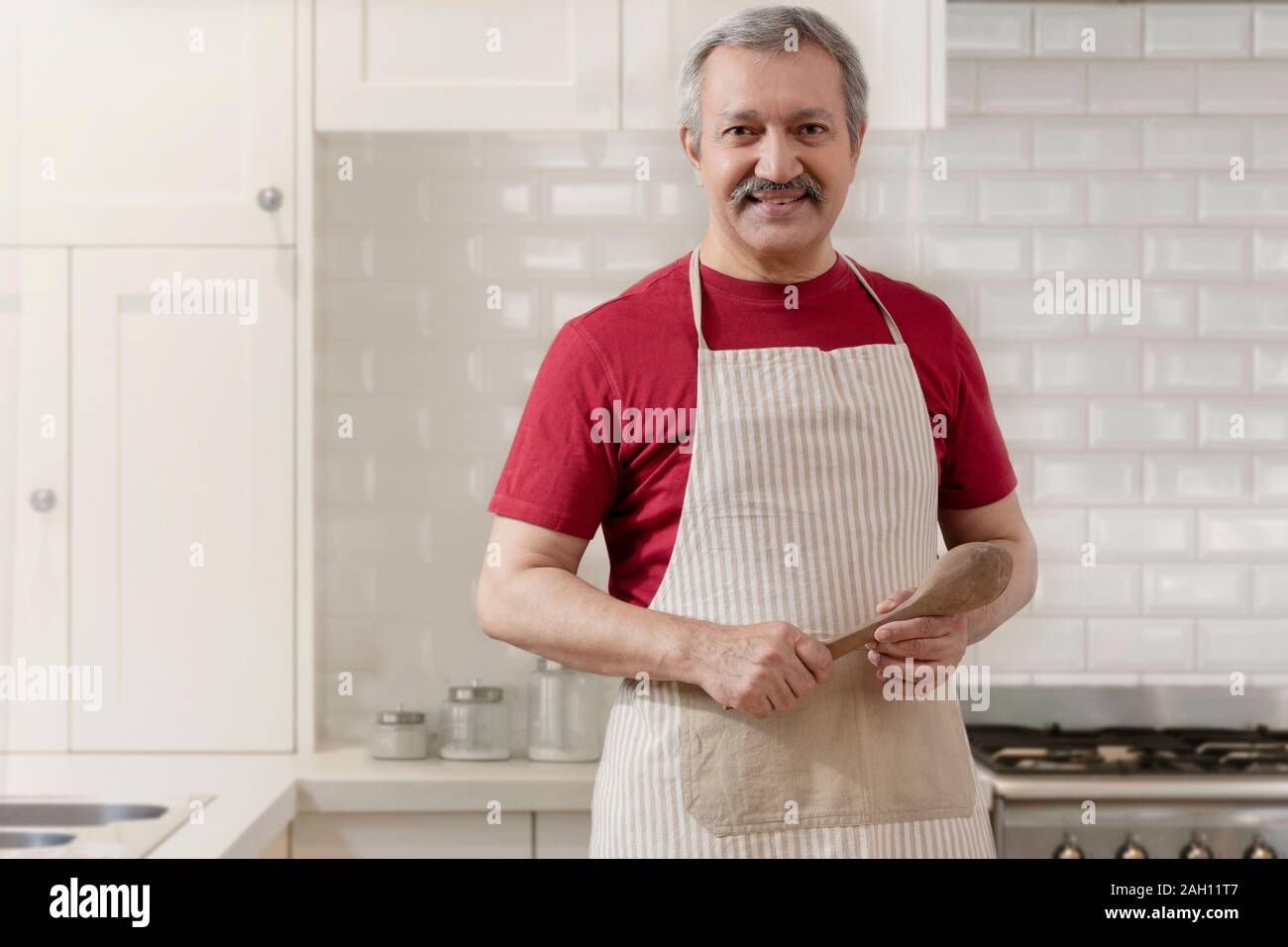 Man wearing apron cooking hi-res stock photography and images - Alamy