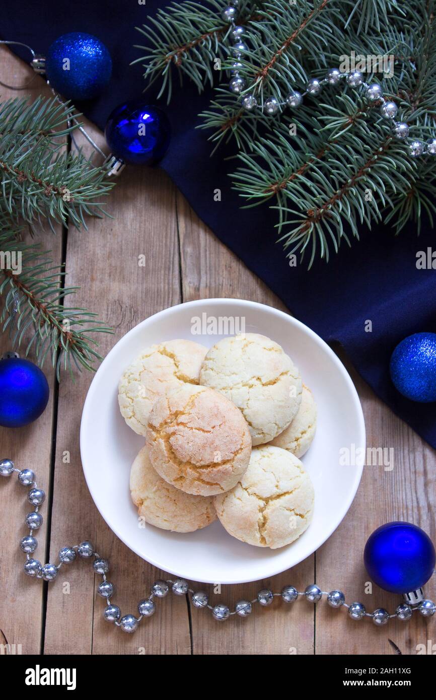 Cookies lemon crack in Christmas or New Year decoration Stock Photo - Alamy