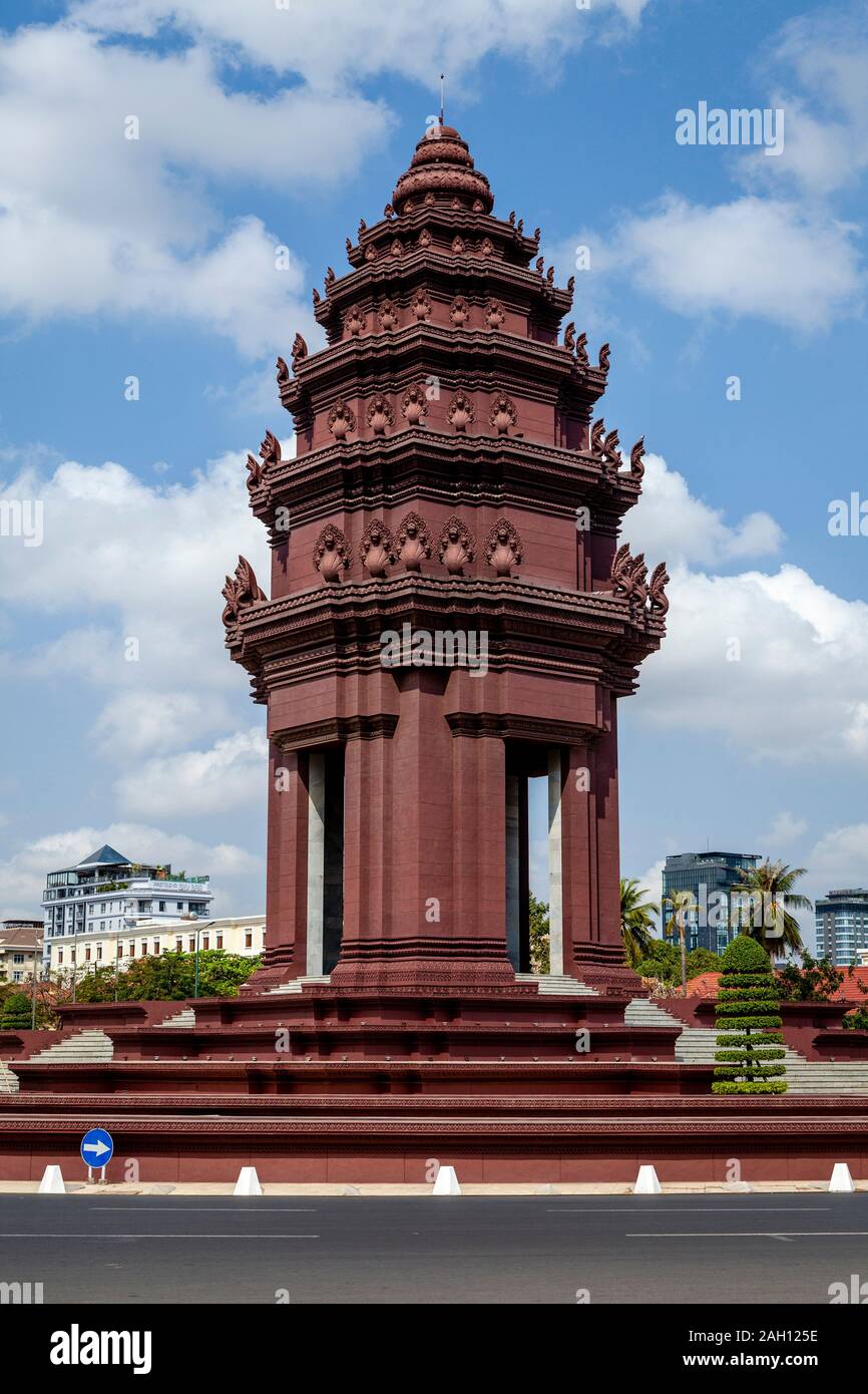 The Independence Monument, Phnom Penh, Cambodia Stock Photo - Alamy