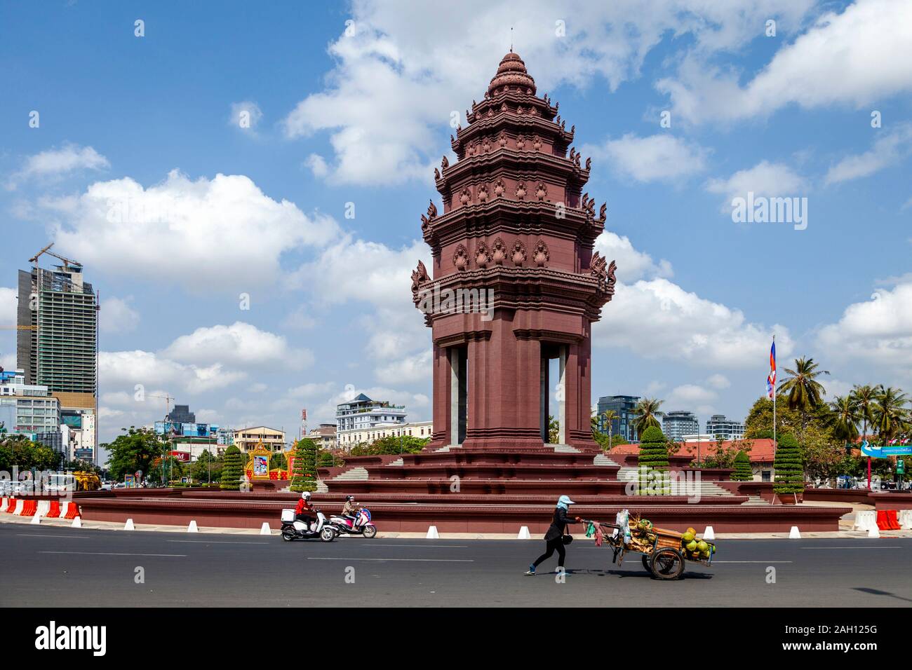 The Independence Monument, Phnom Penh, Cambodia Stock Photo - Alamy