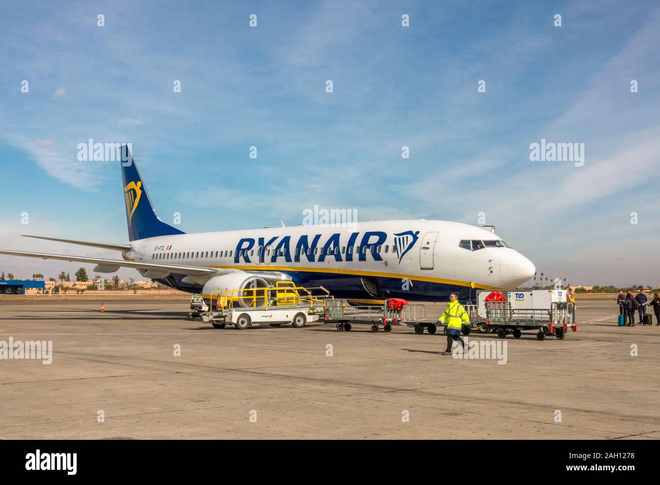 Ryanair aircrafts in front hi-res stock photography and images - Alamy