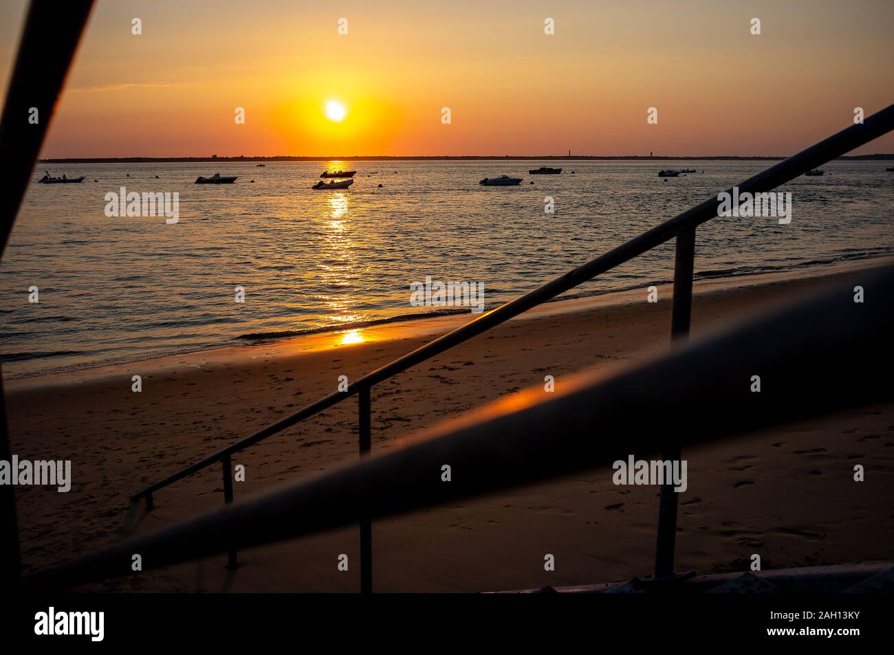 Setting sun boats in sea hi-res stock photography and images - Alamy