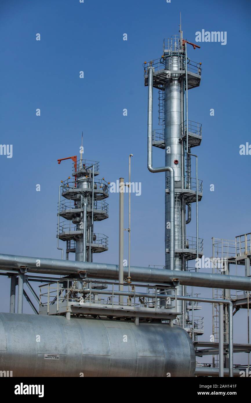 Fractional distillation columns hi-res stock photography and images - Alamy