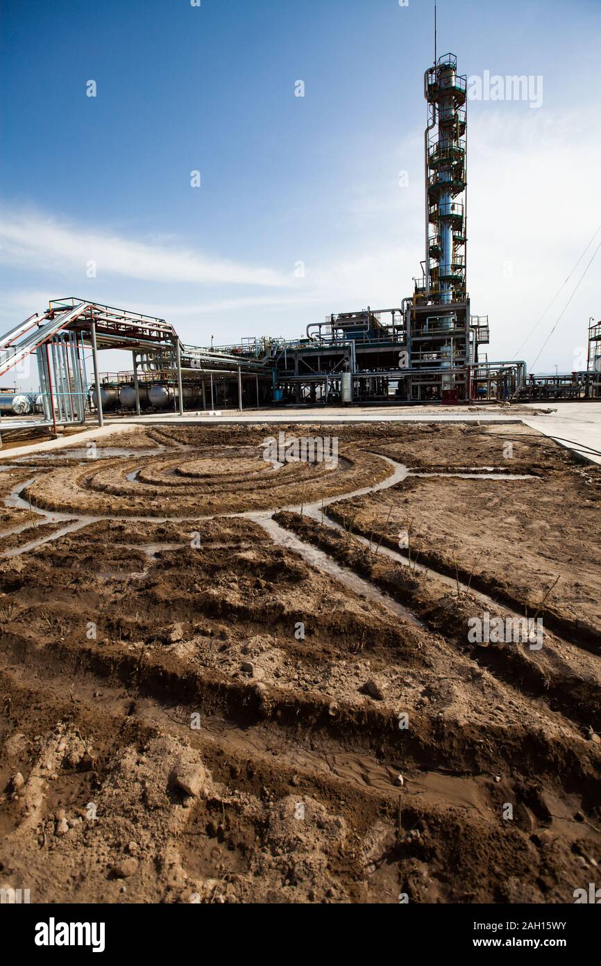 Crude oil refinery distillation column hi-res stock photography and ...