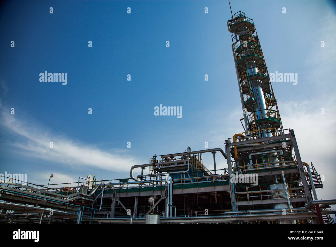 Crude oil refinery distillation column hi-res stock photography and ...