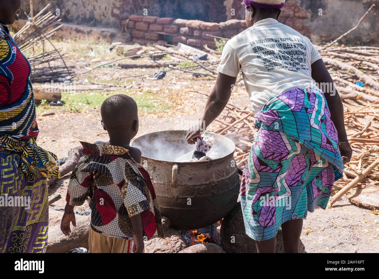 Benin, Kandi, african woman, cooking, open fire Stock Photo - Alamy
