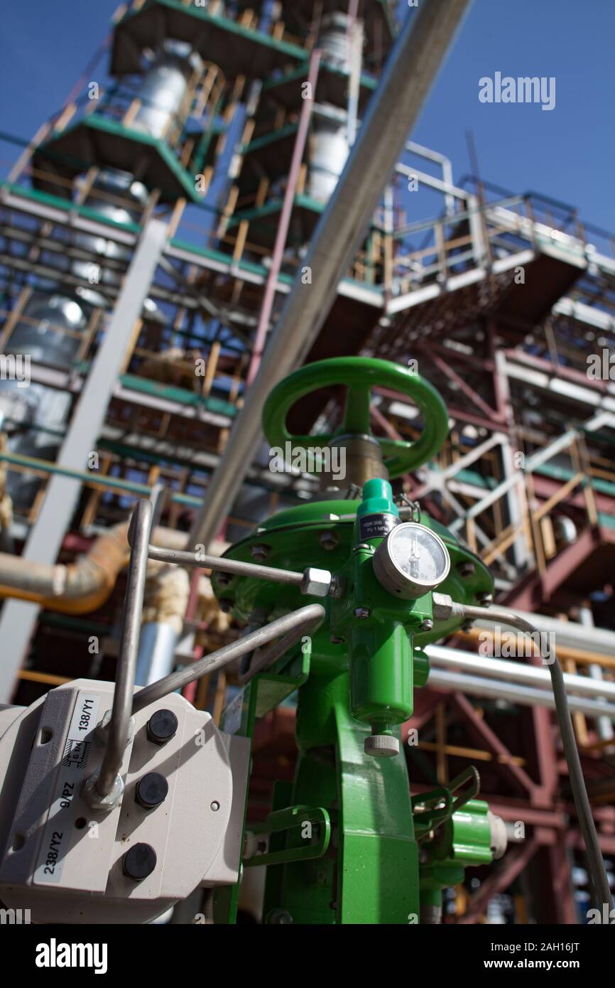 Fractional distillation columns hi-res stock photography and images - Alamy