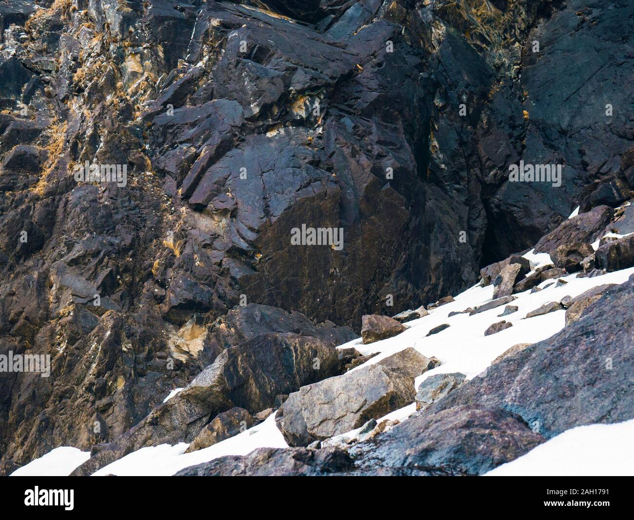 Rock texture background. Fragment of a wall from a chipped stone, Rocks ...