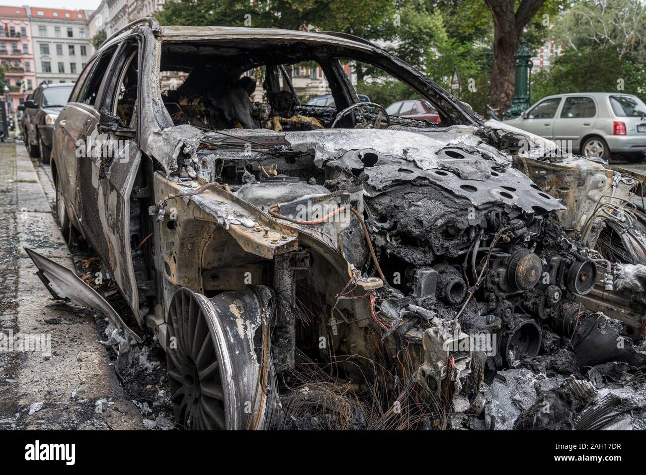Burned vehicle in streets hi-res stock photography and images - Alamy