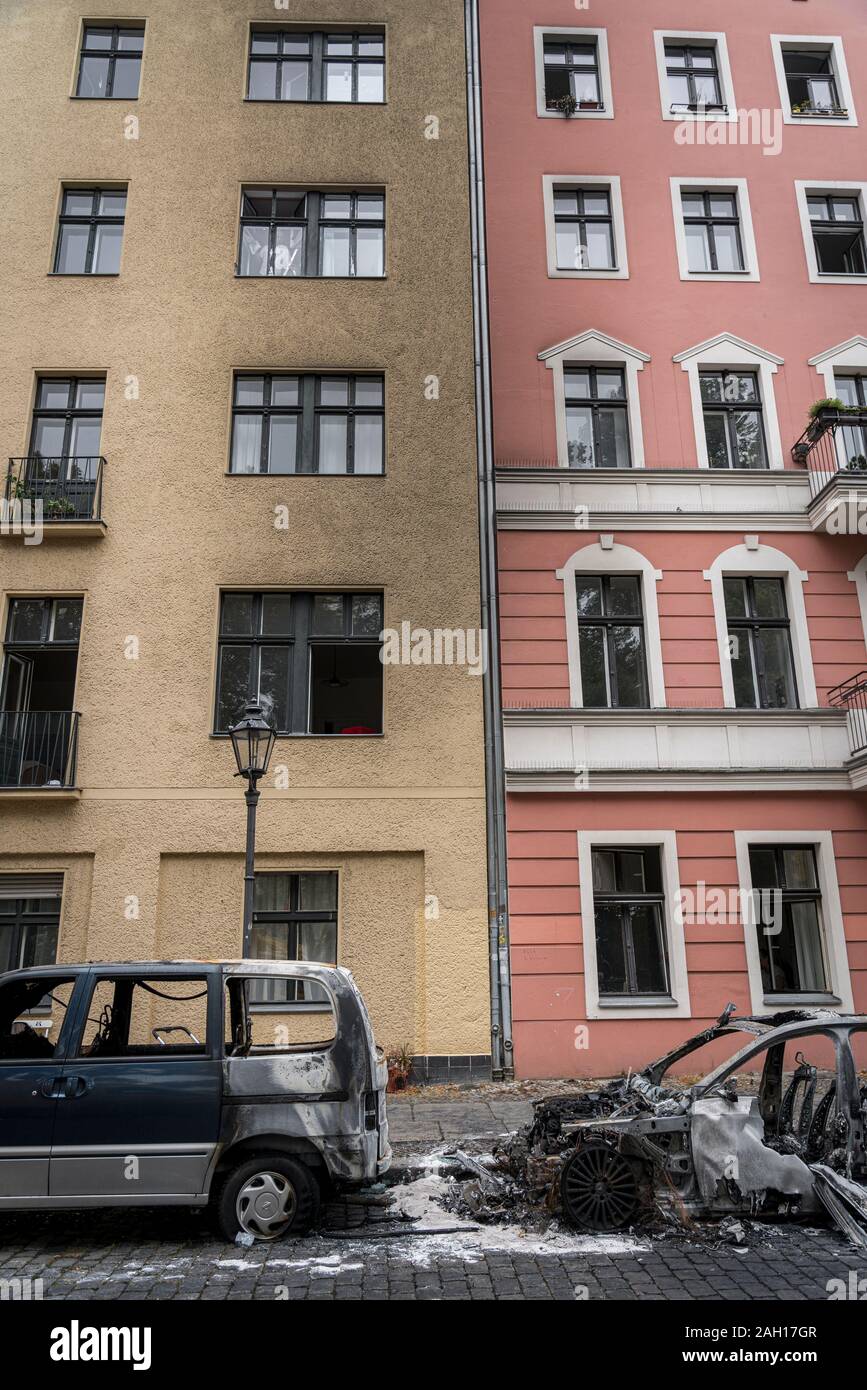 soot marks on a house with two burned-out cars in the foreground Stock ...