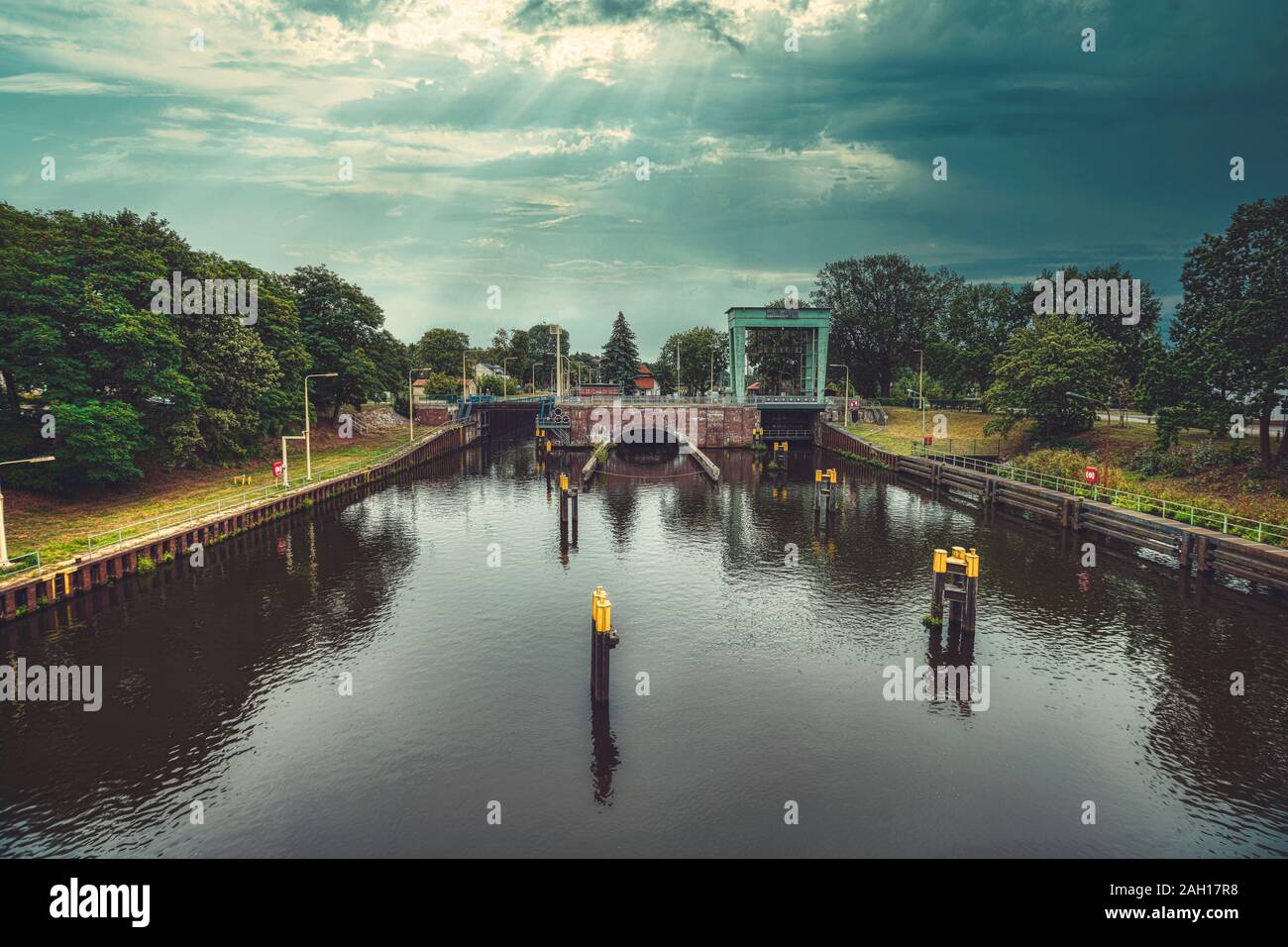 Sluice system hi-res stock photography and images - Alamy