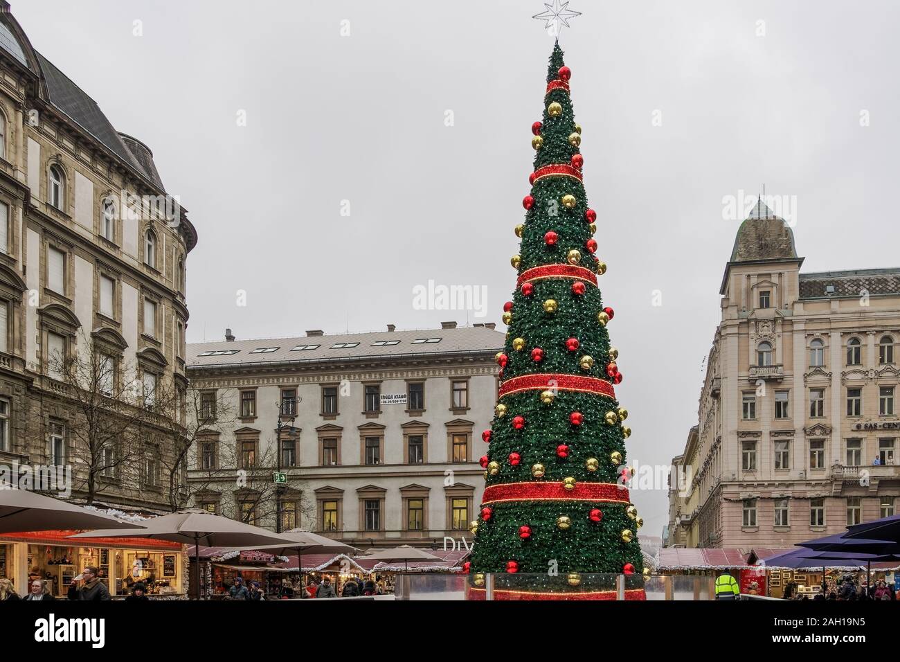 Budapest, Hungary decorated tree at Christmas Market in St Stephen ...