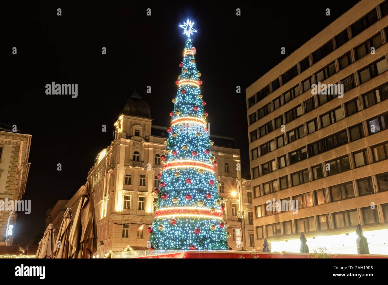 Budapest, Hungary decorated tree at Christmas Market in St Stephen ...