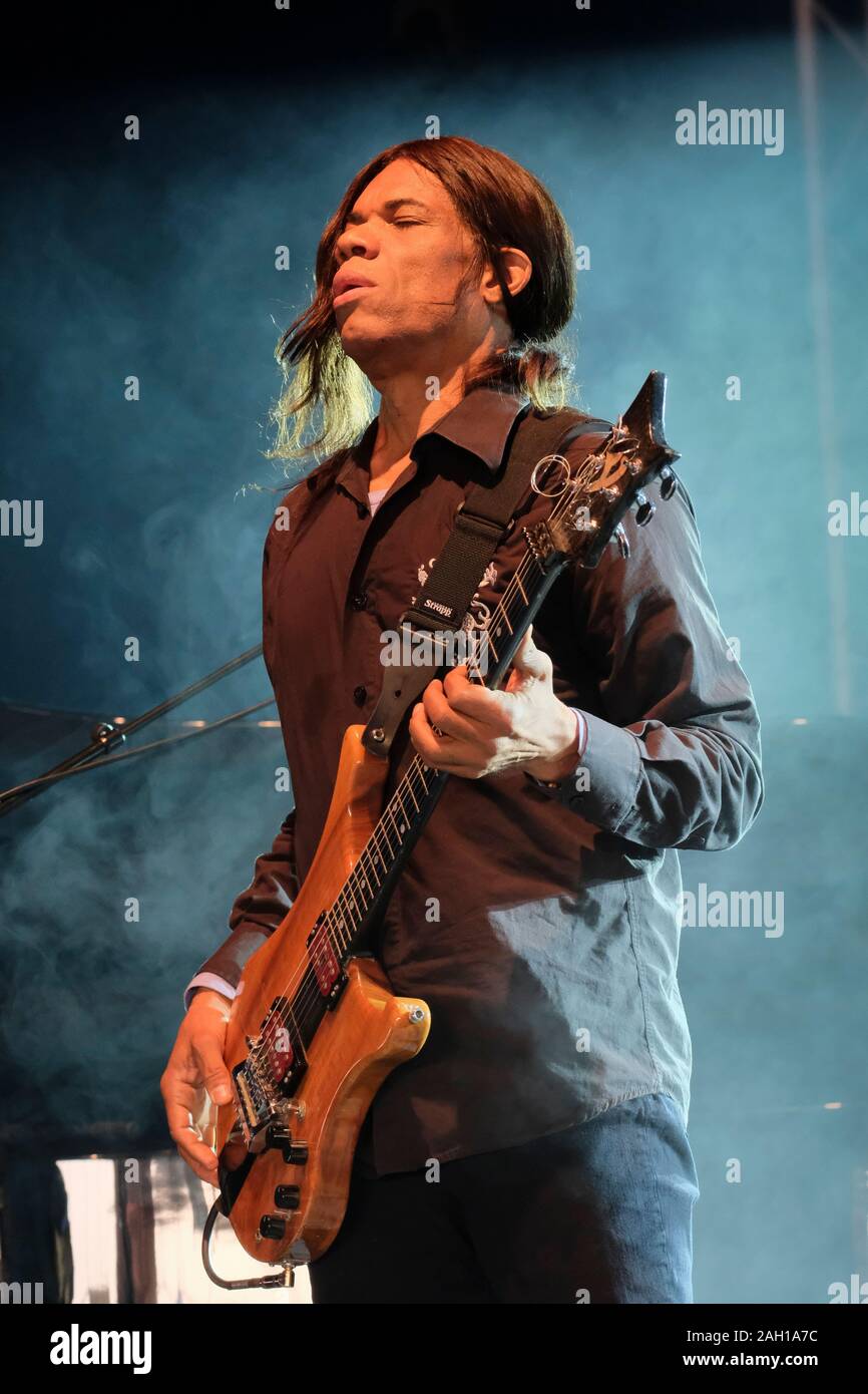 Stanley jordan guitarist hi-res stock photography and images - Alamy