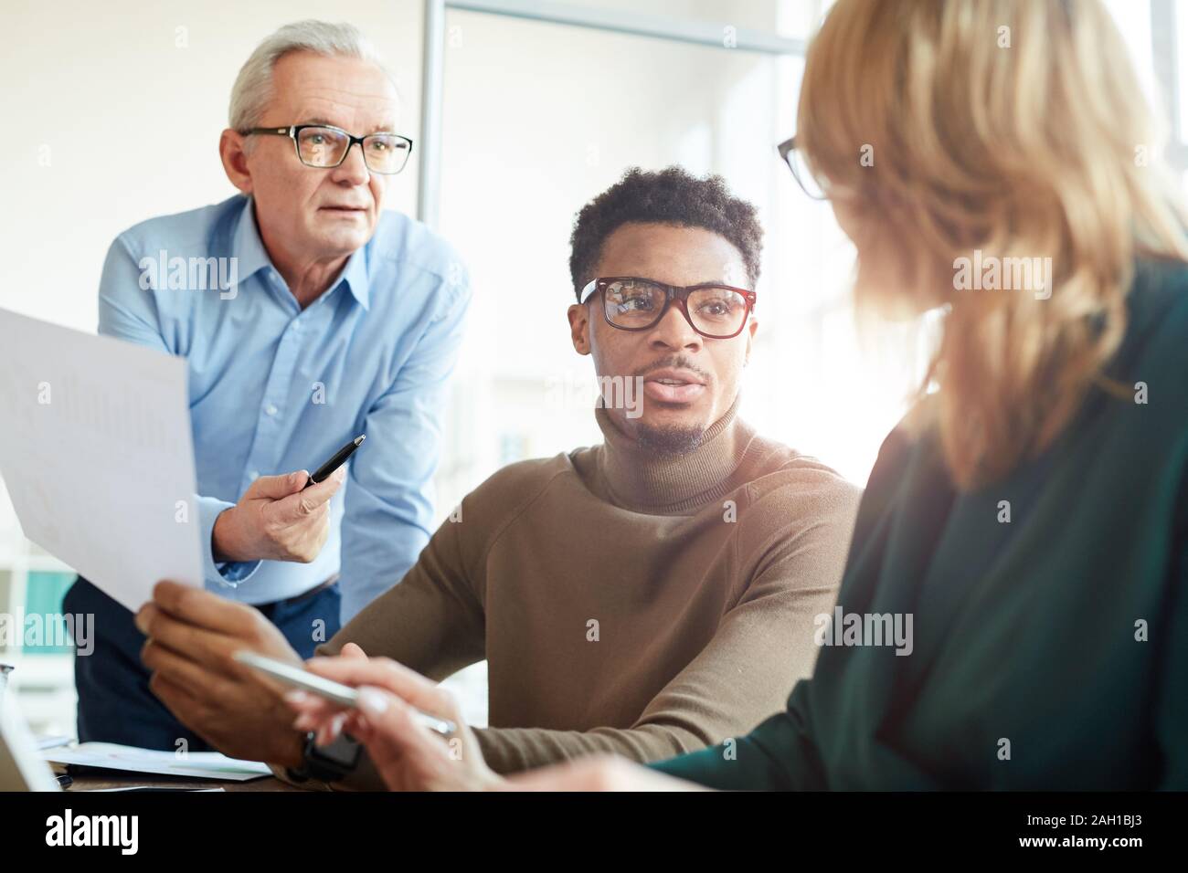 Group business partners table hi-res stock photography and images - Alamy