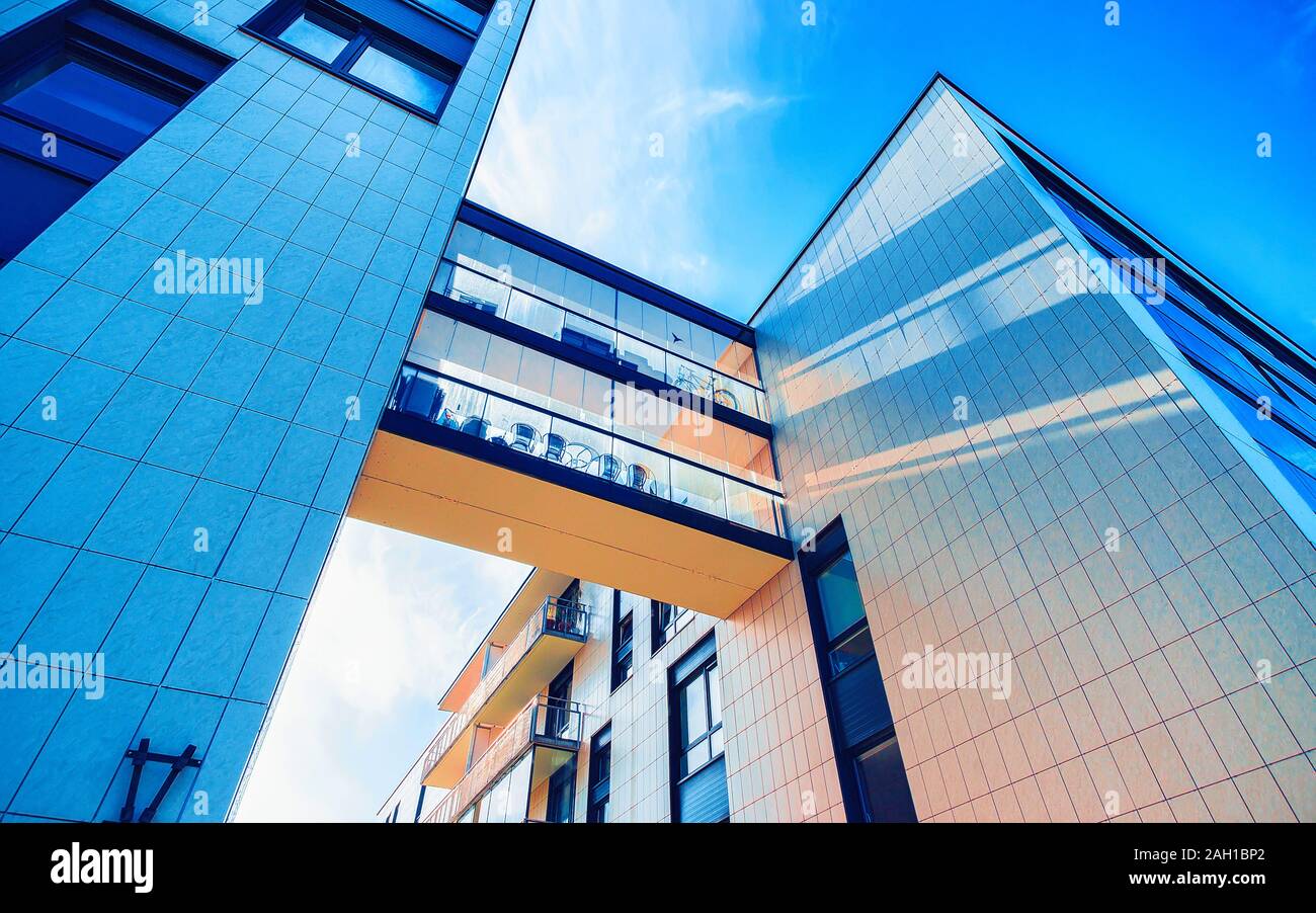 Glass roof between two buildings hi-res stock photography and images ...