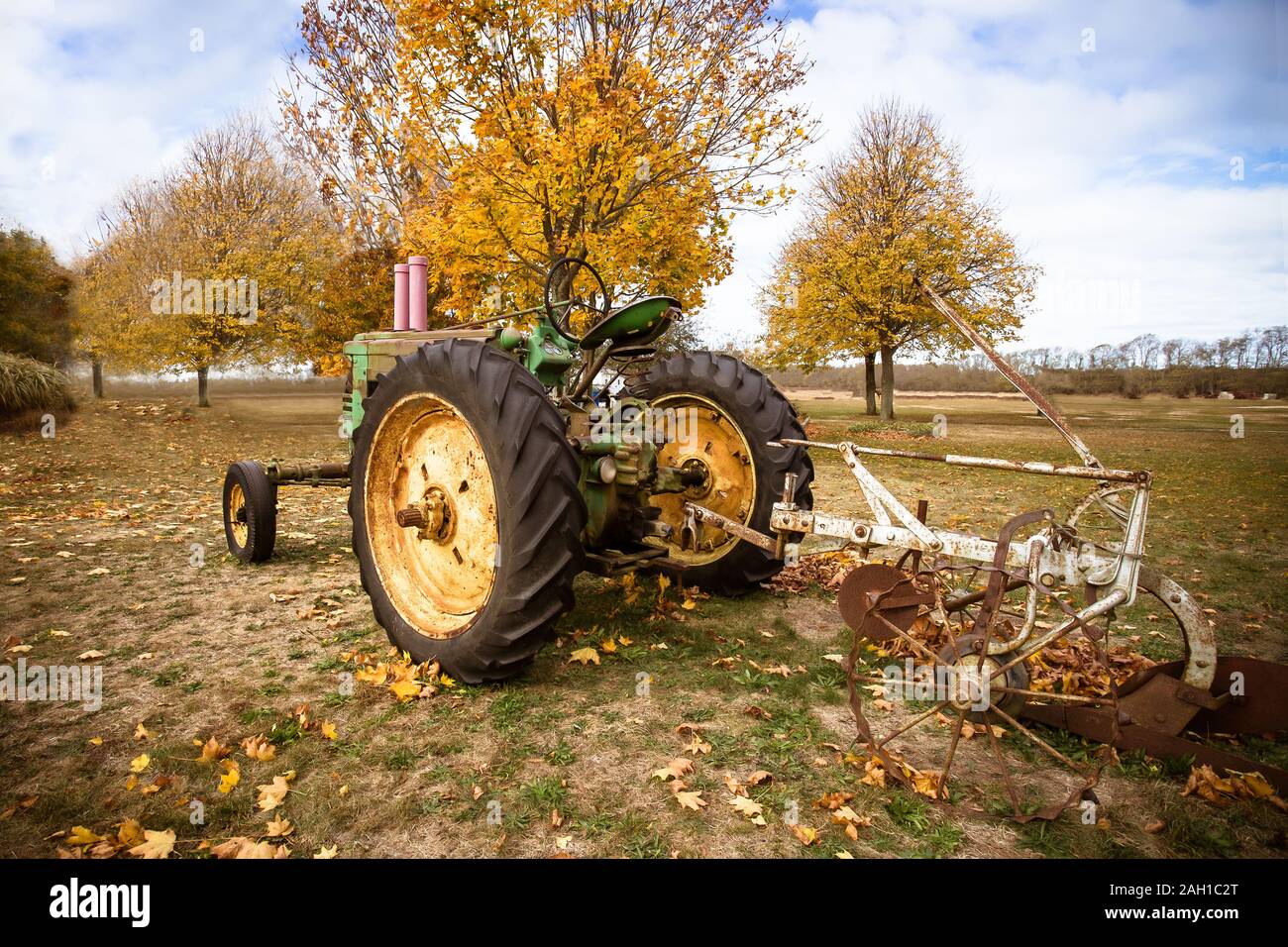 Rusty old farm tractor hi-res stock photography and images - Alamy