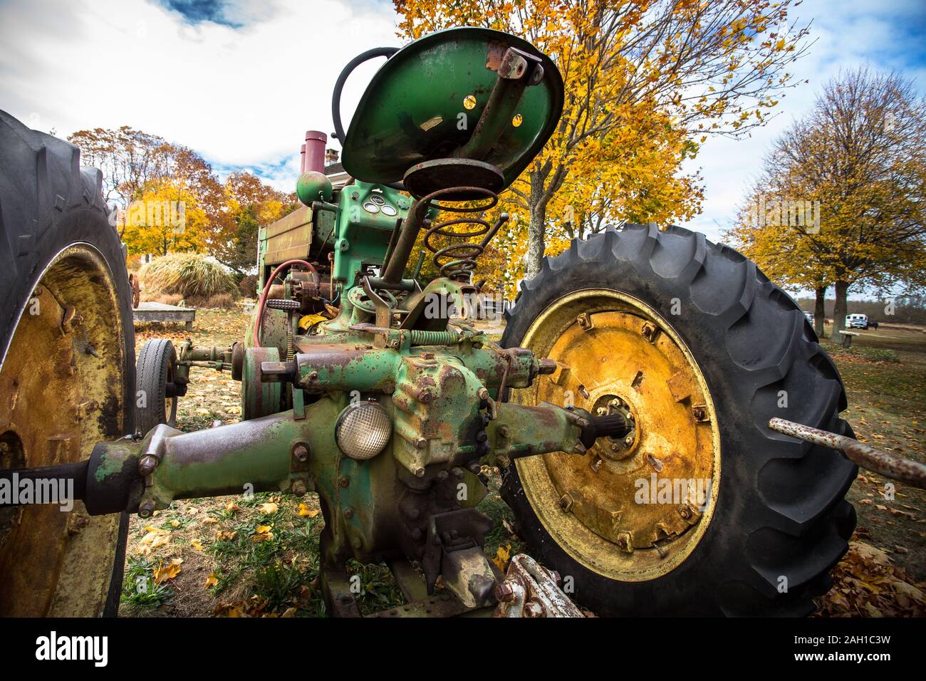 Rusty old farm tractor hi-res stock photography and images - Alamy