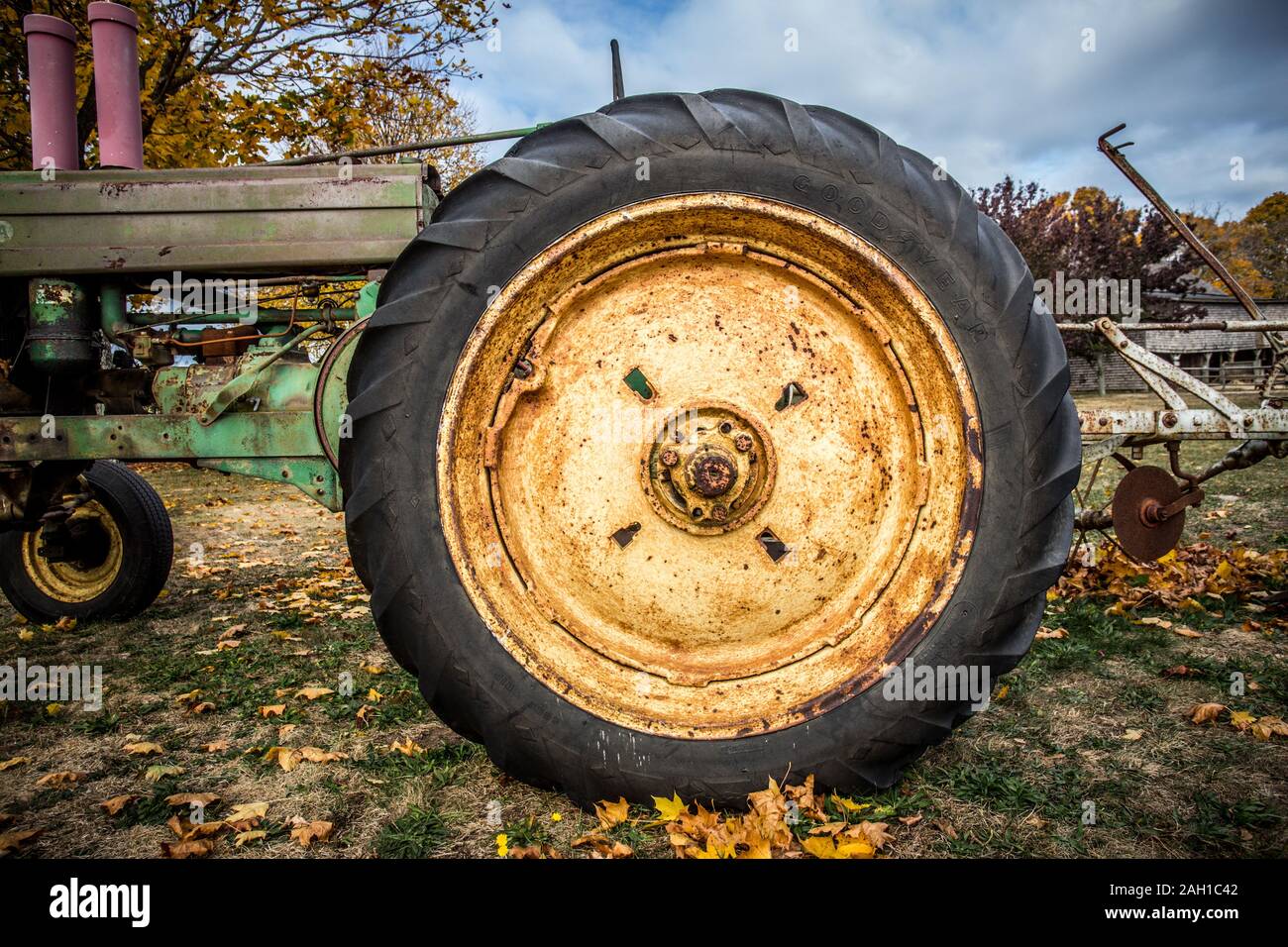 Rusty old farm tractor hi-res stock photography and images - Alamy