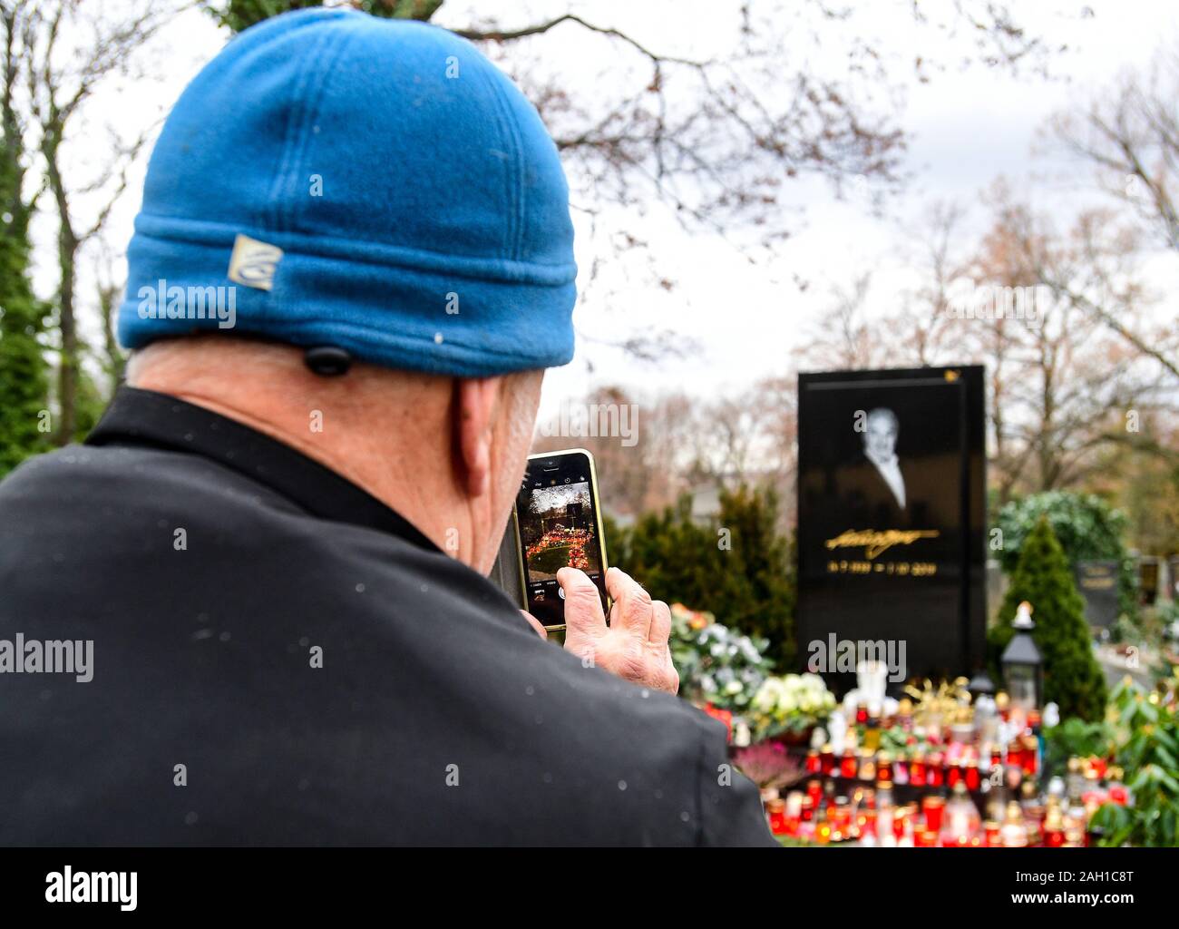 Malvazinky cemetery hi-res stock photography and images - Alamy