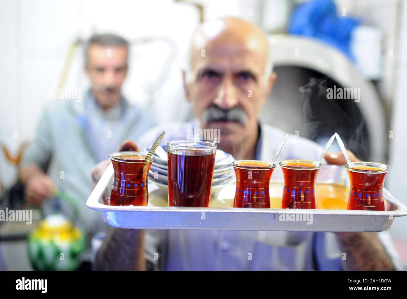 Kuwait City, Kuwait. 23rd Dec, 2019. A man prepares tea for customers ...