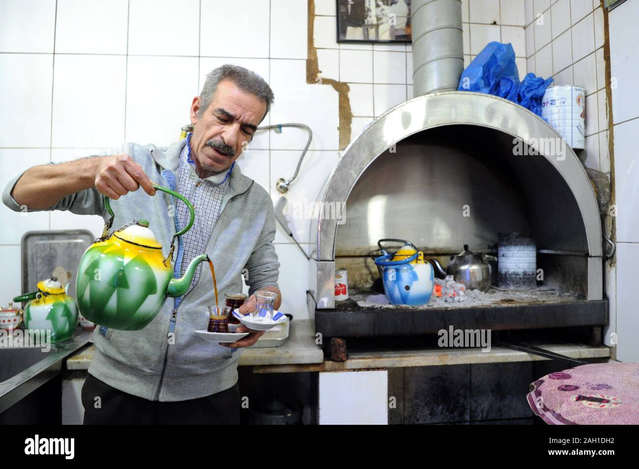 Kuwait City, Kuwait. 23rd Dec, 2019. A man prepares tea for customers ...