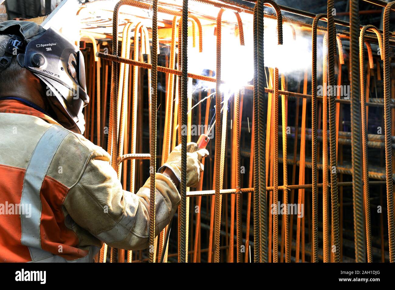 Welder works on construction hi-res stock photography and images - Alamy
