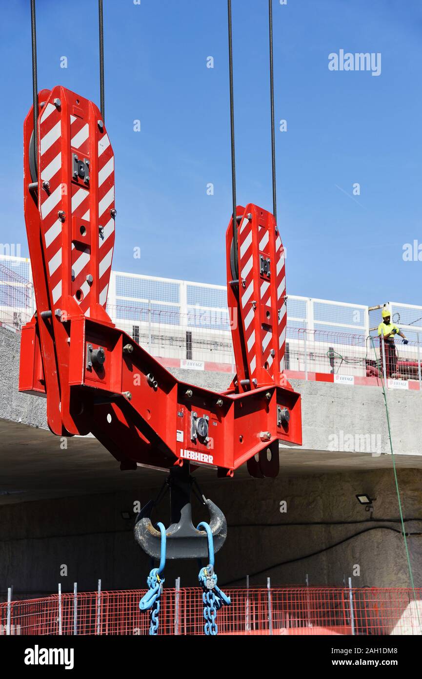 Crane works buildings hi-res stock photography and images - Alamy