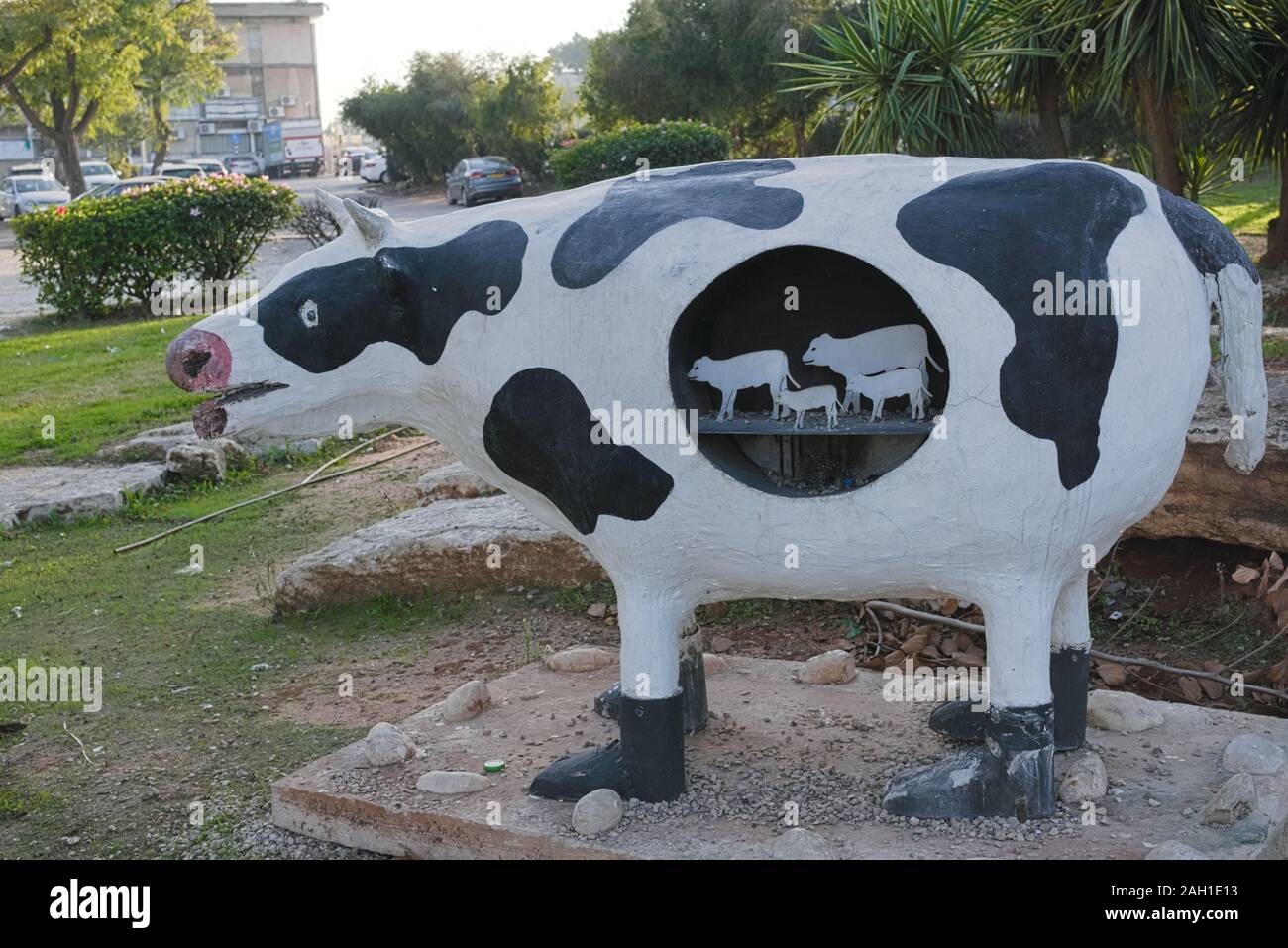 Belly visible hi-res stock photography and images - Alamy