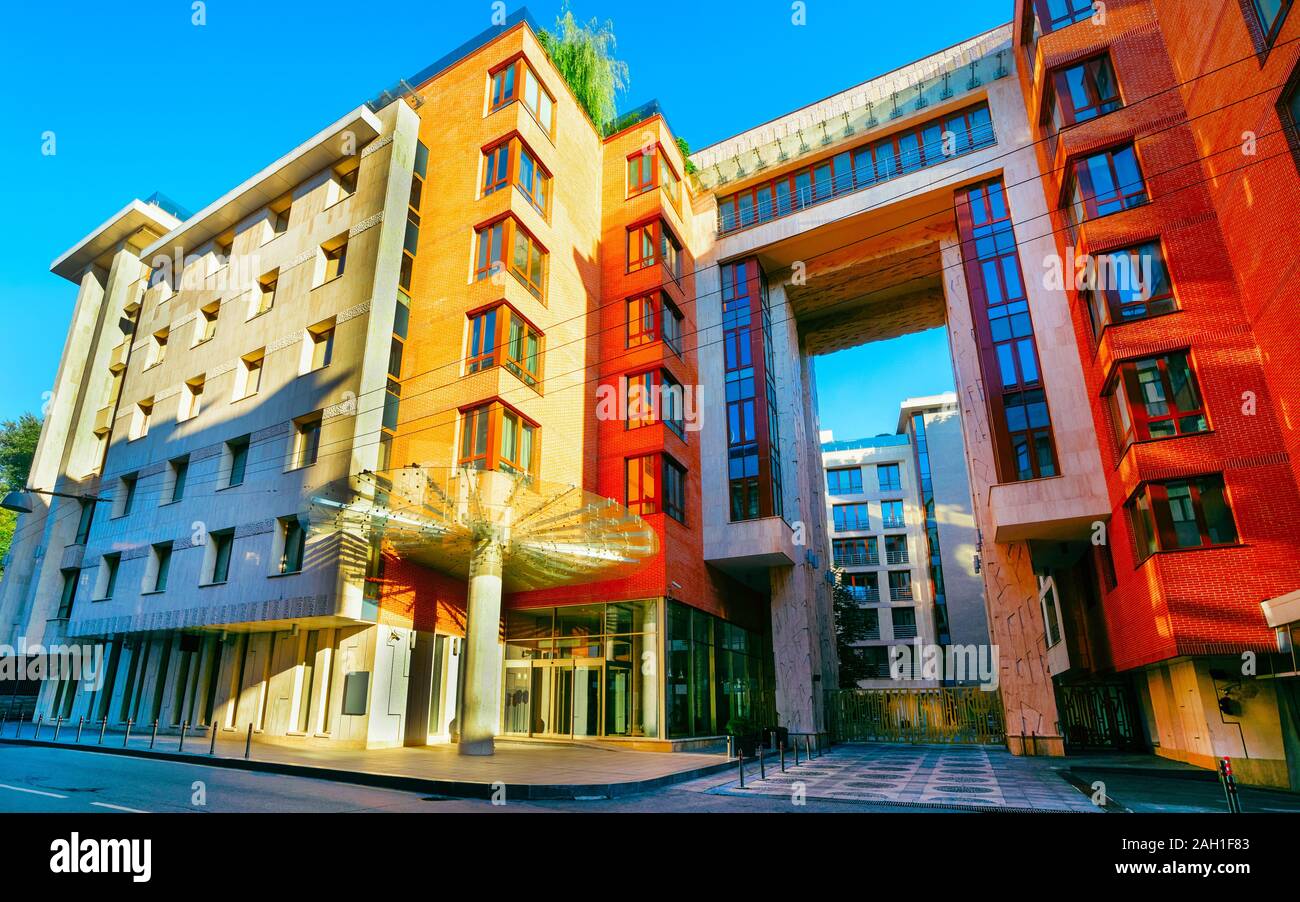 Modern apartment residential house in Moscow reflex Stock Photo - Alamy