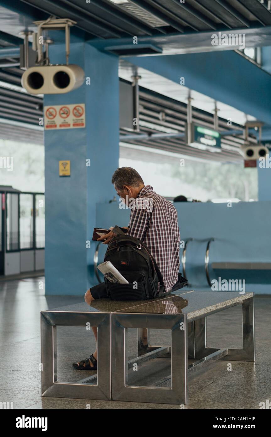 Sitting squarely hi-res stock photography and images - Alamy