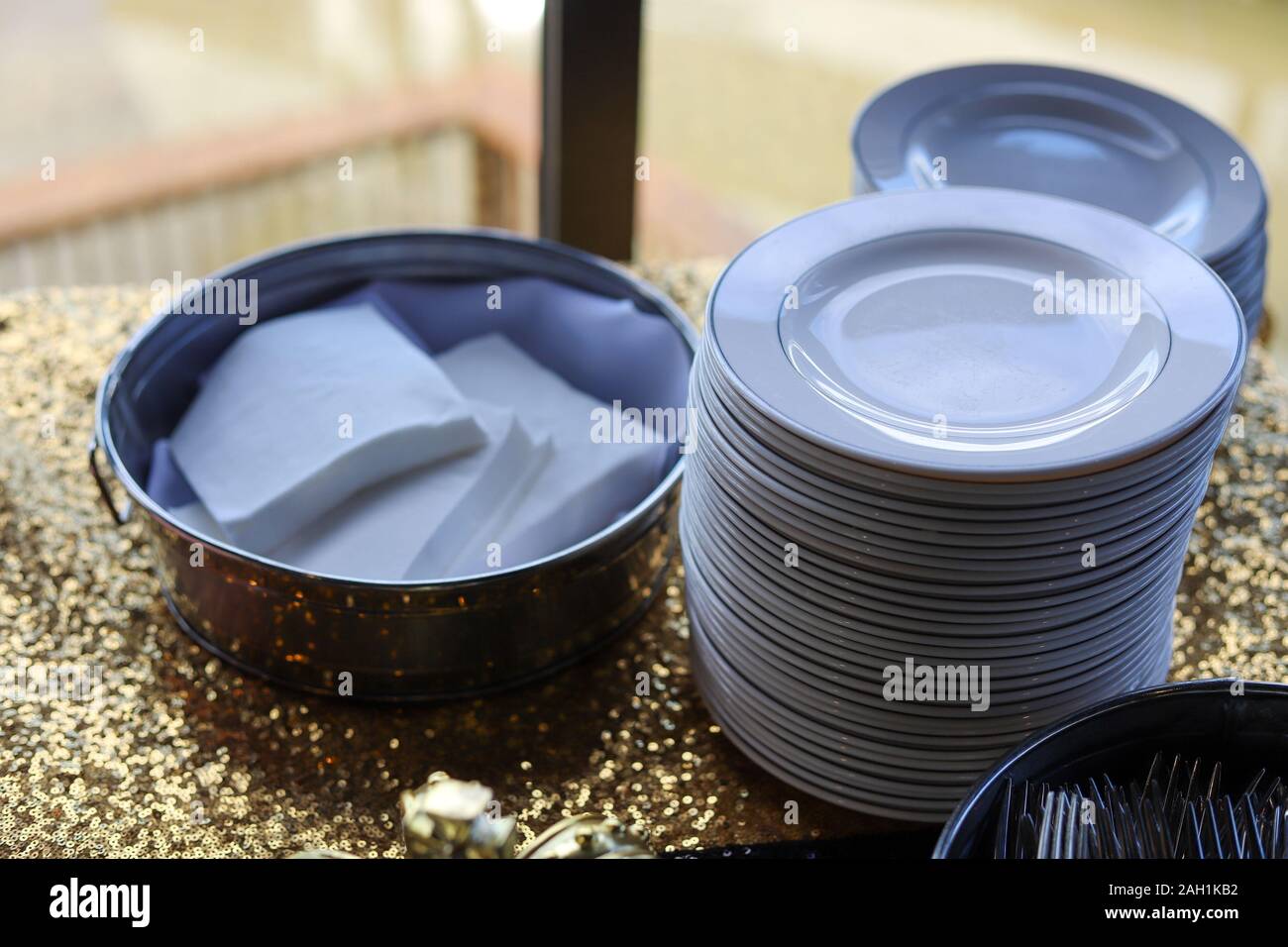 Simple plates hi-res stock photography and images - Alamy