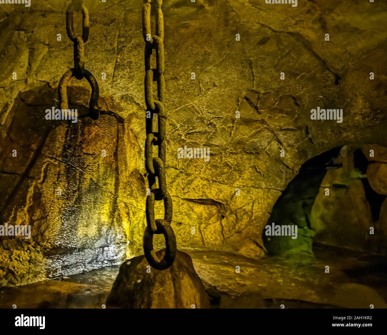 Dungeon chains hi-res stock photography and images - Alamy