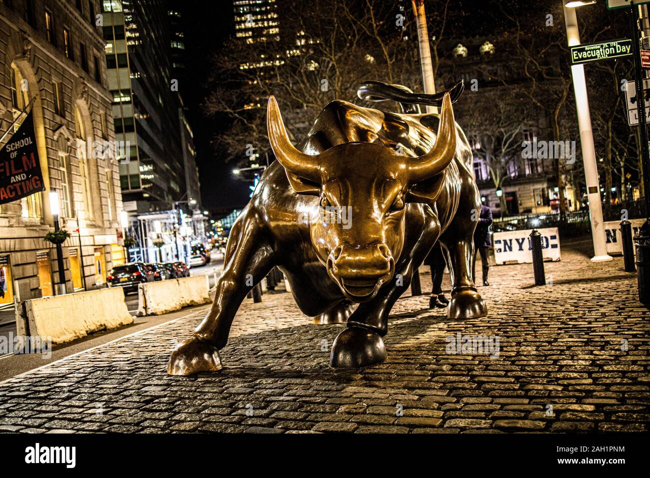The Wall Steet Bull (Charging Bull), Fincancial District, Manhattan, New York, USA Stock Photo ...
