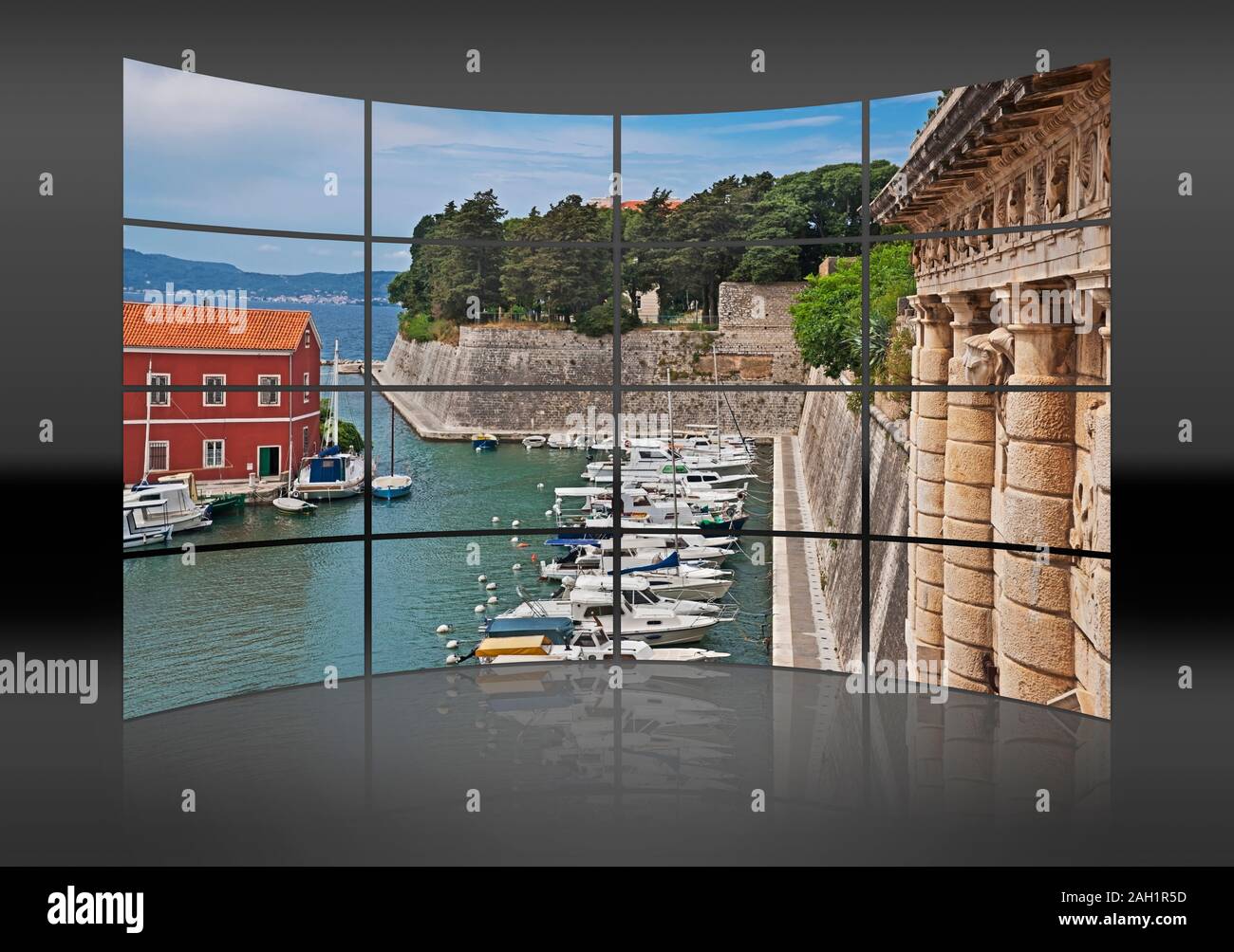 Land port gate hi-res stock photography and images - Alamy
