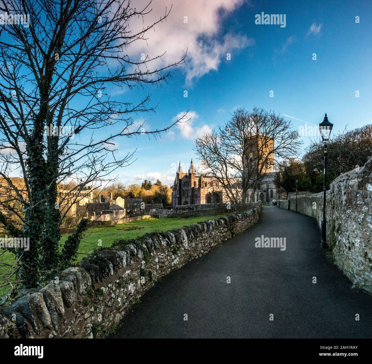St davids cathedral river alun hi-res stock photography and images - Alamy