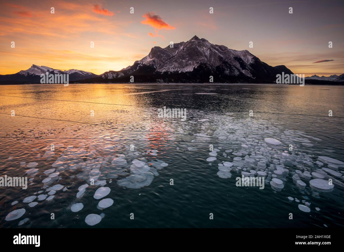 Abraham lake hi-res stock photography and images - Alamy