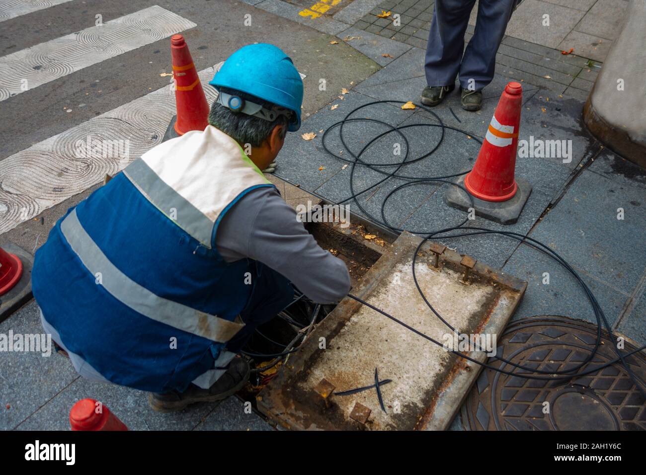 installing optic fiber Stock Photo - Alamy