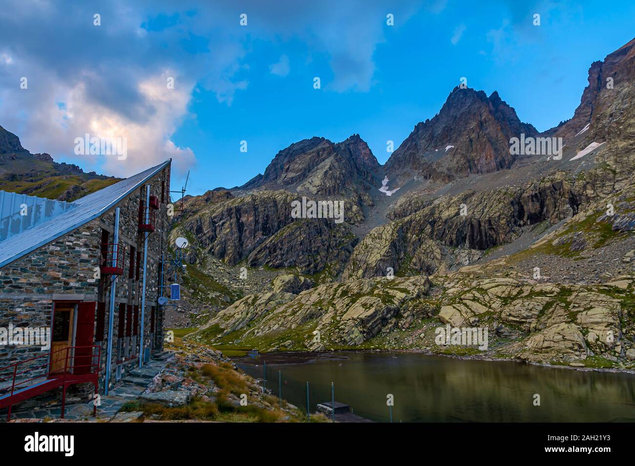 Hiking around Monviso: unique scenarios, mountains and enchanting ...