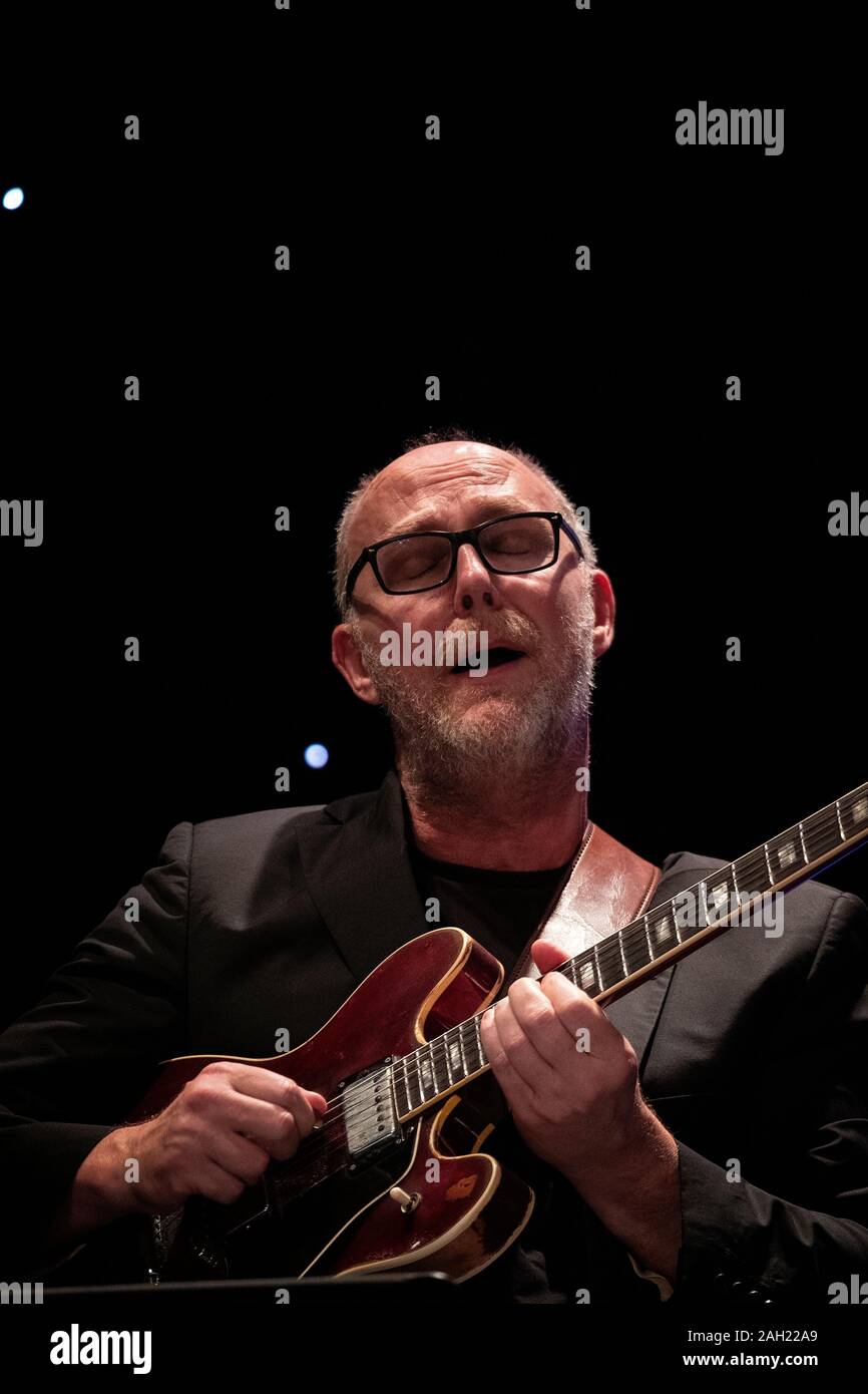 Manchester guitar music hi-res stock photography and images - Alamy