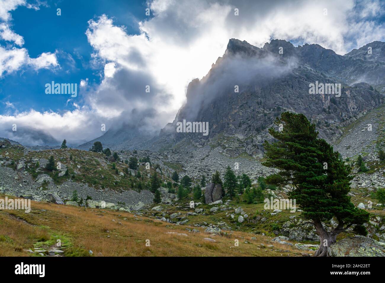 Hiking around Monviso: unique scenarios, mountains and enchanting ...
