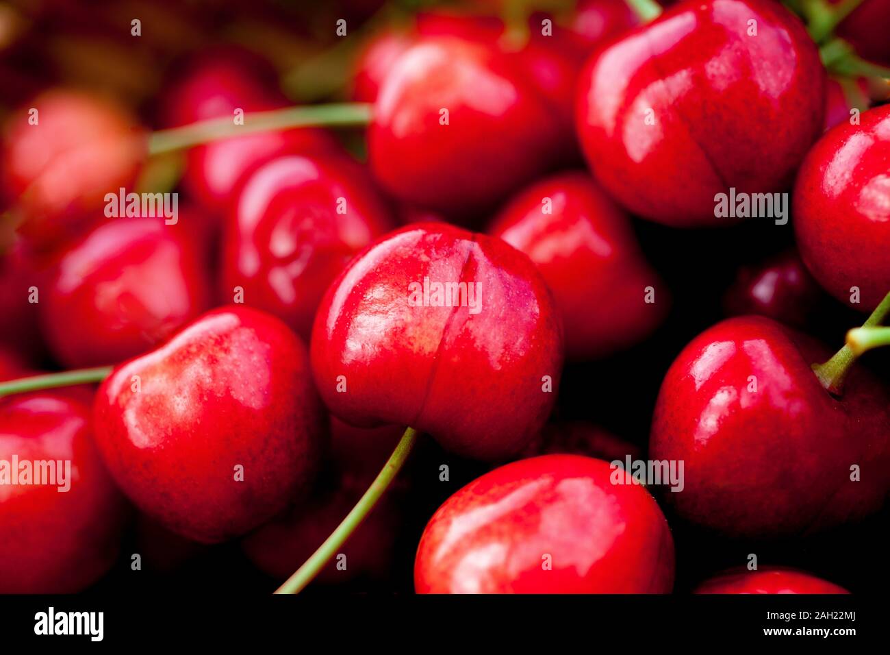 Shiny red cherries hi-res stock photography and images - Alamy