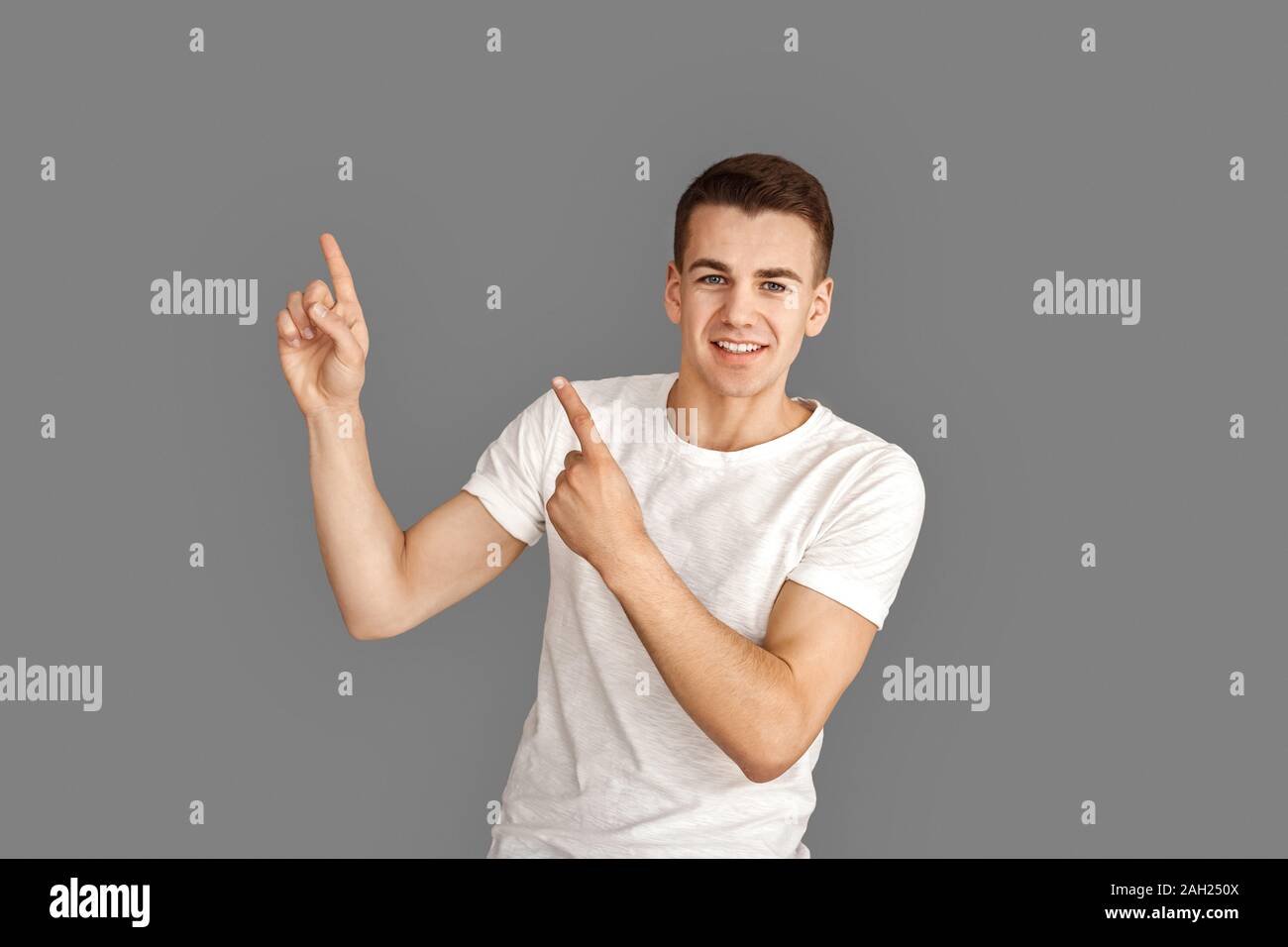 Guy standing pointing hi-res stock photography and images - Alamy
