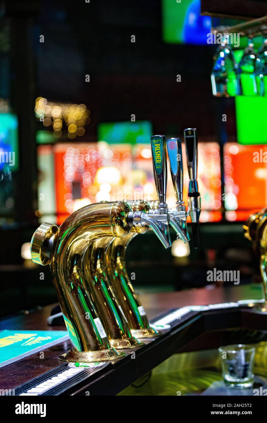 Serving draft beer in a fancy bar Stock Photo - Alamy