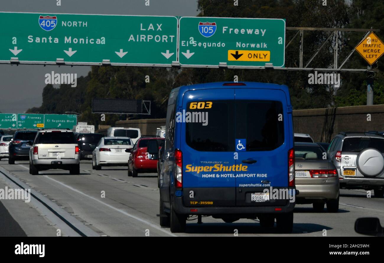 Airport supershuttle van hi-res stock photography and images - Alamy