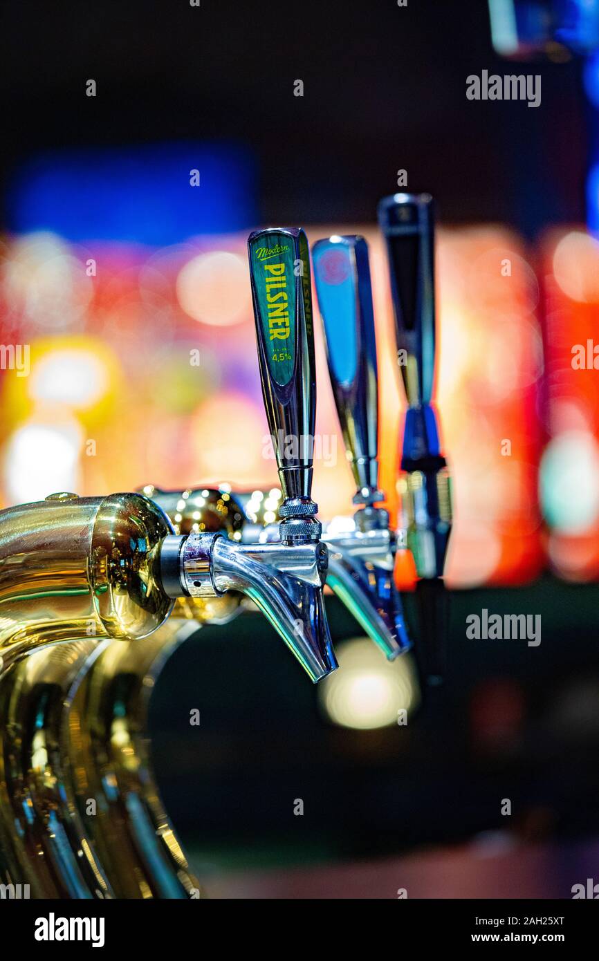 Serving draft beer in a fancy bar Stock Photo - Alamy