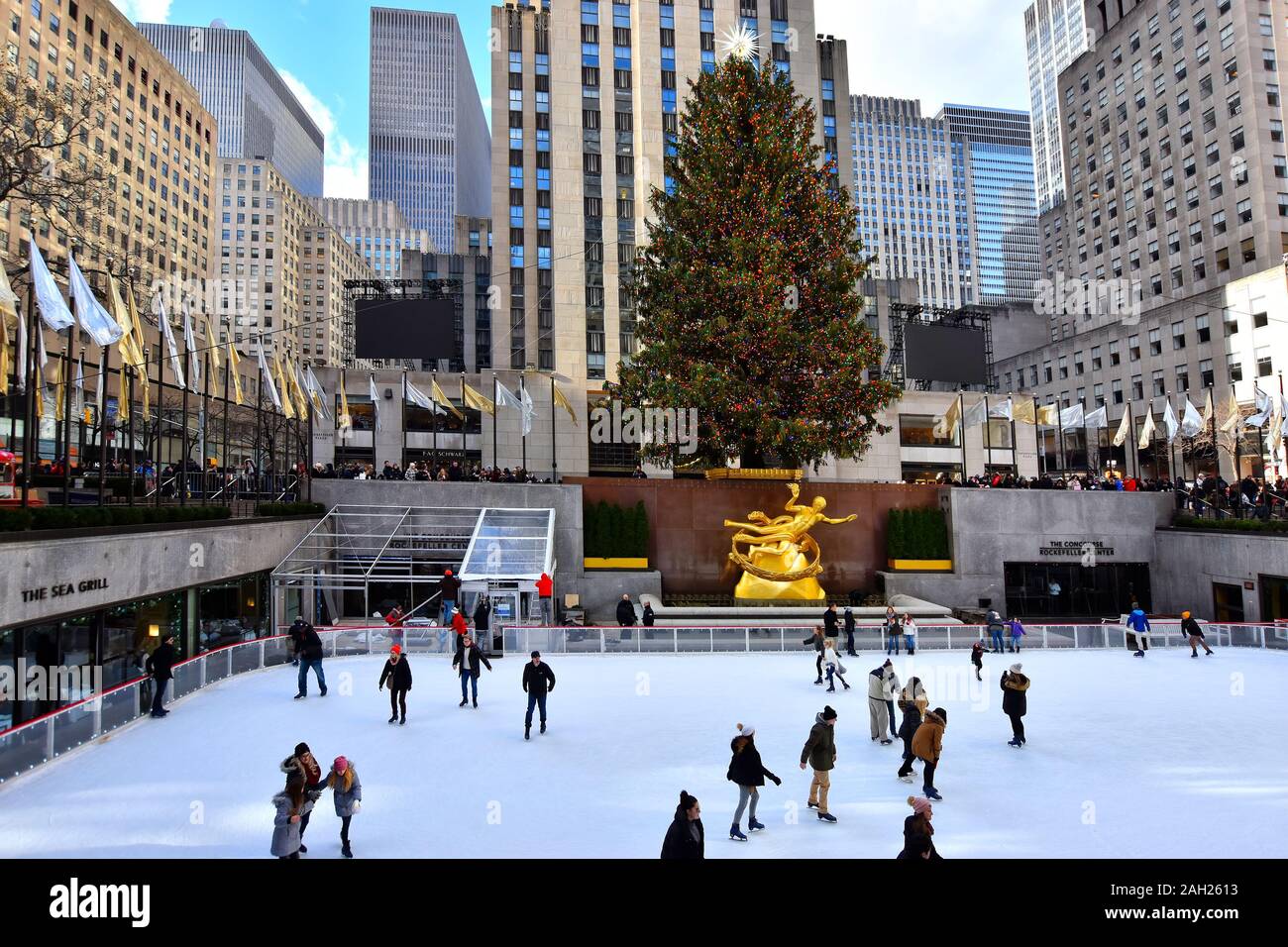 New York, NY, USA - December 5, 2019. The famous Rockefeller Center ...