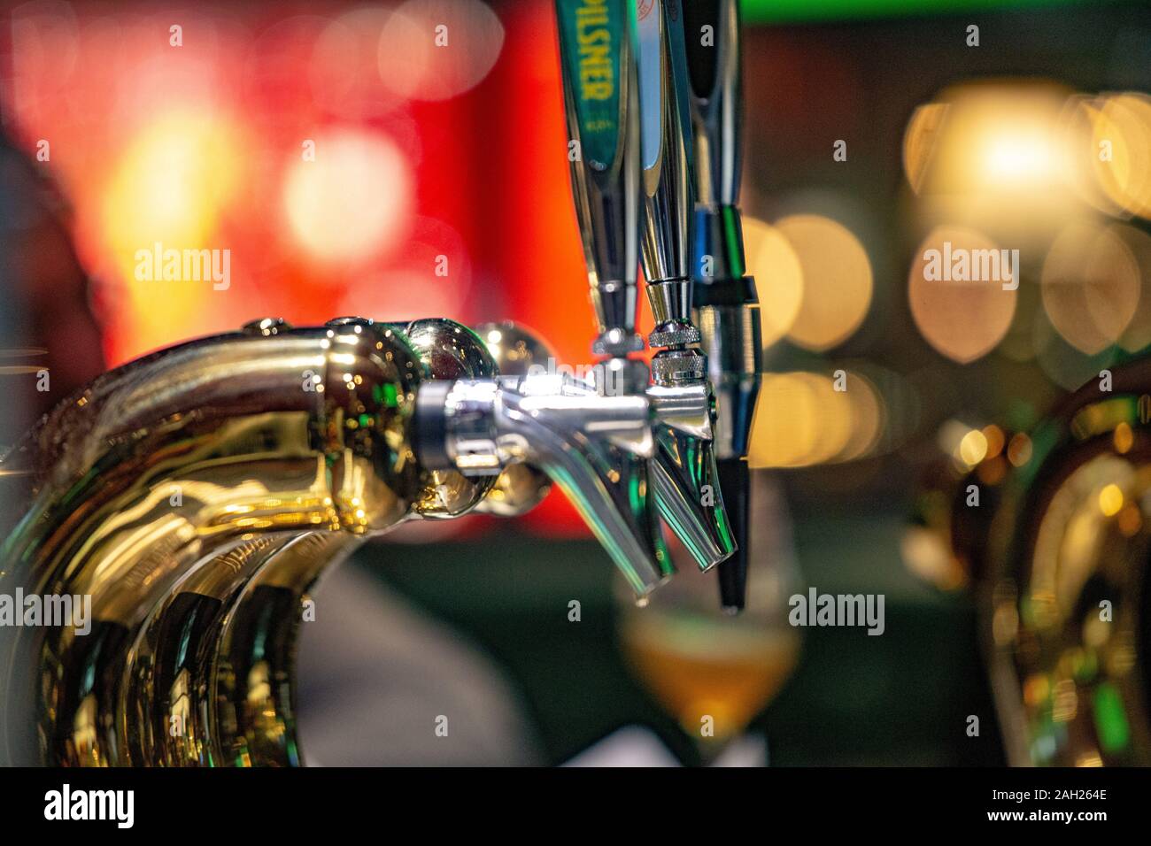 Serving draft beer in a fancy bar Stock Photo - Alamy