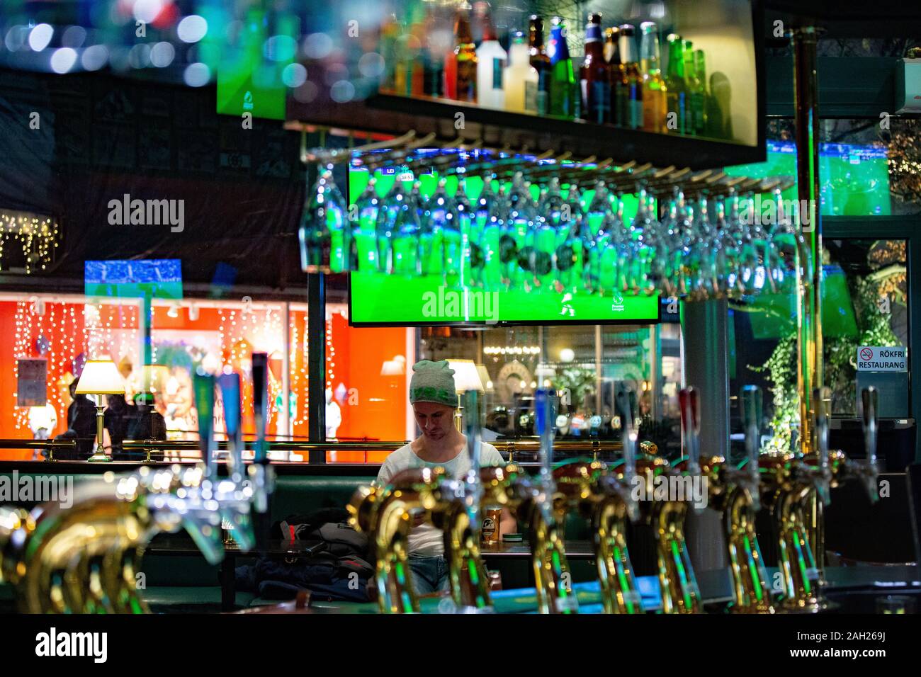 Serving draft beer in a fancy bar Stock Photo - Alamy