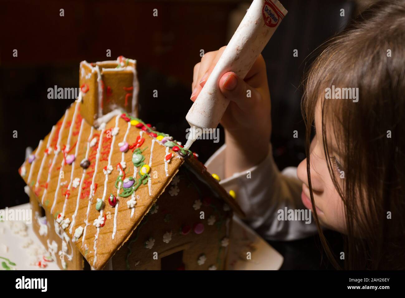 Kids making gingerbread house hi-res stock photography and images - Alamy